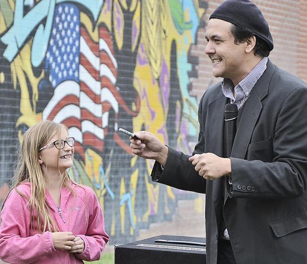 Magician wows crowd with comedy, antics | Imperial Republican